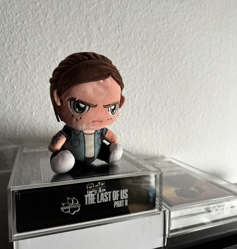 The Last of Us Part 2 Angry Ellie Plushie – The Last of Us Collector